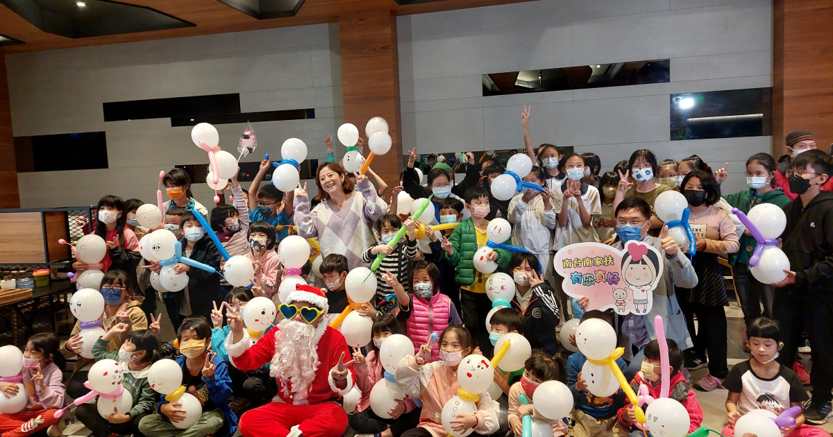 SIOU JHIH秀枝餐飲傳愛不間斷 與家扶兒歡度耶誕節 | PeoPo 公民新聞
